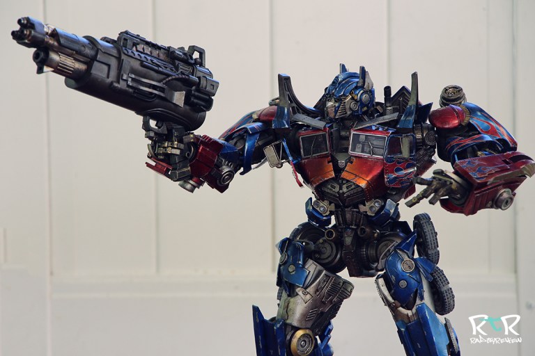 *REVIEW* ThreeA – DOTM Optimus Prime | Rad Toy Review